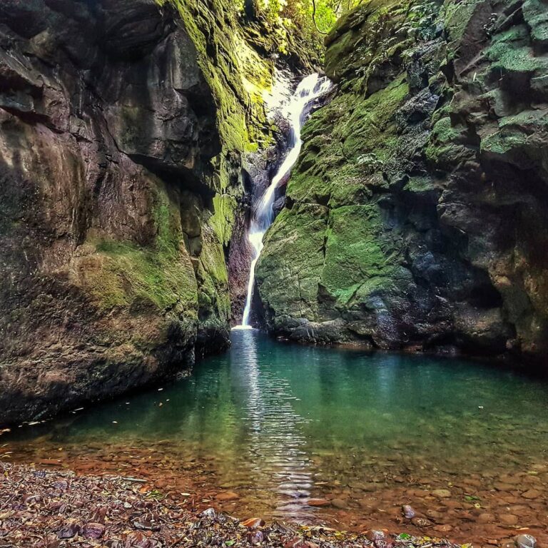 Cascata do Poço Azul - Gramado: um mini cânion incrível